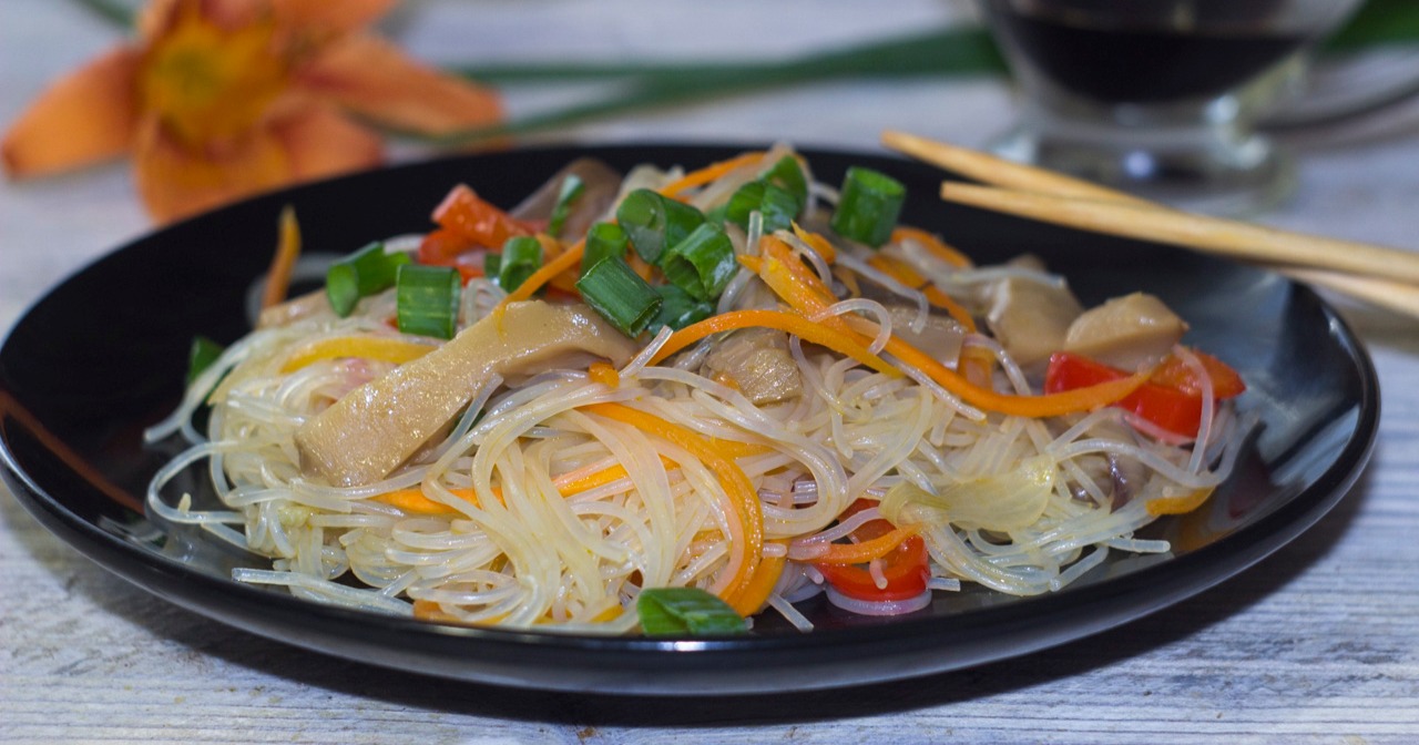 Фунчоза с грибами рецепт с фото пошагово и видео - 1000.menu